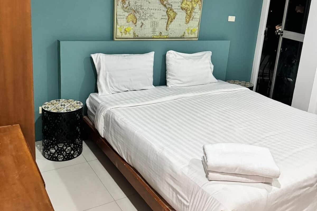 Quarto econômico, sacada, vista para a cidade | Cofres nos quartos, ferros/tábuas de passar roupa, Wi-Fi de cortesia