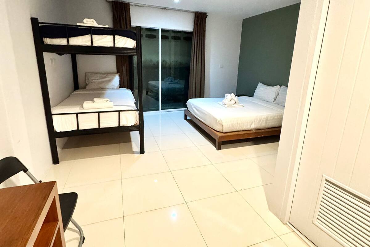 Quarto quádruplo clássico | Cofres nos quartos, ferros/tábuas de passar roupa, Wi-Fi de cortesia