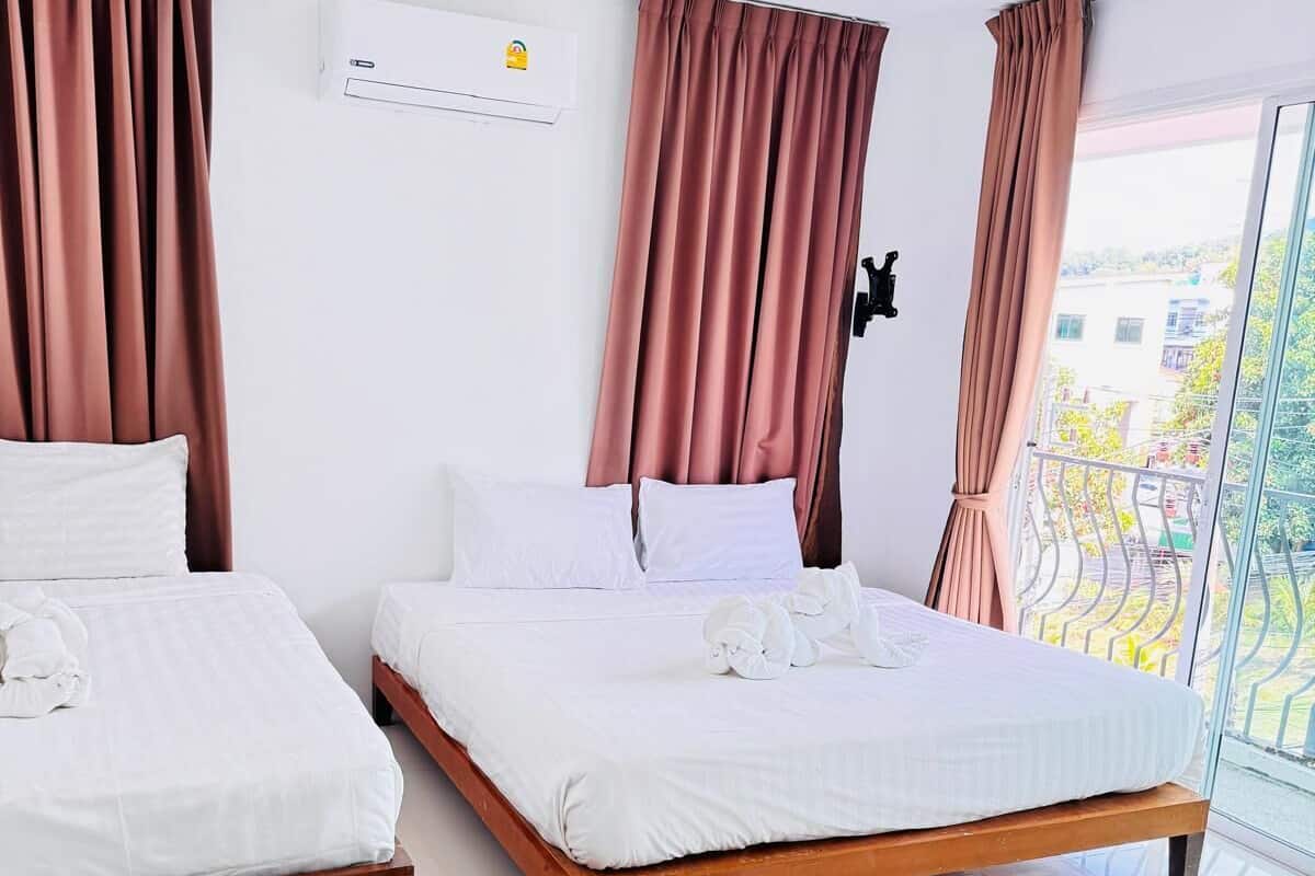 Quarto clássico, sacada, vista para a cidade | Cofres nos quartos, ferros/tábuas de passar roupa, Wi-Fi de cortesia