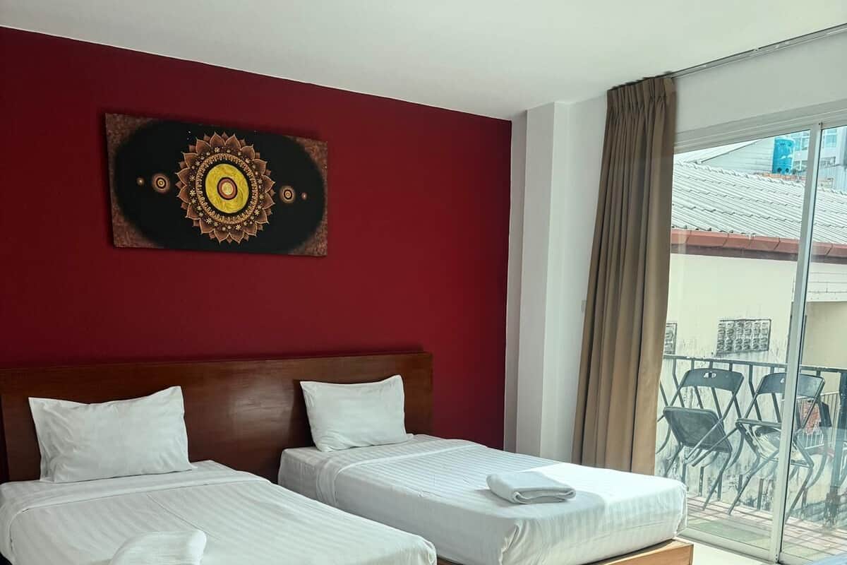 Quarto duplo clássico, sacada, vista para a cidade | Cofres nos quartos, ferros/tábuas de passar roupa, Wi-Fi de cortesia