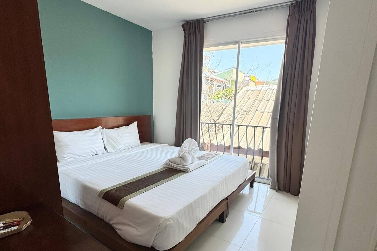 Quarto básico, sacada, vista para a cidade | Cofres nos quartos, ferros/tábuas de passar roupa, Wi-Fi de cortesia
