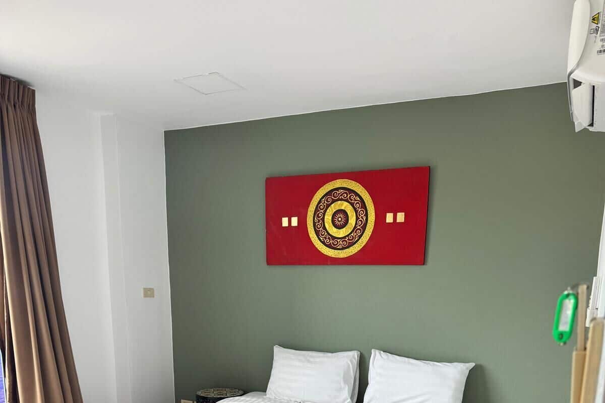 Quarto luxo, sacada, vista para a cidade | Cofres nos quartos, ferros/tábuas de passar roupa, Wi-Fi de cortesia