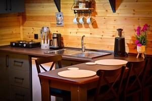 Bangalô luxo, vista para a piscina | Cozinha privada | Frigobar, talheres/pratos/utensílios de cozinha