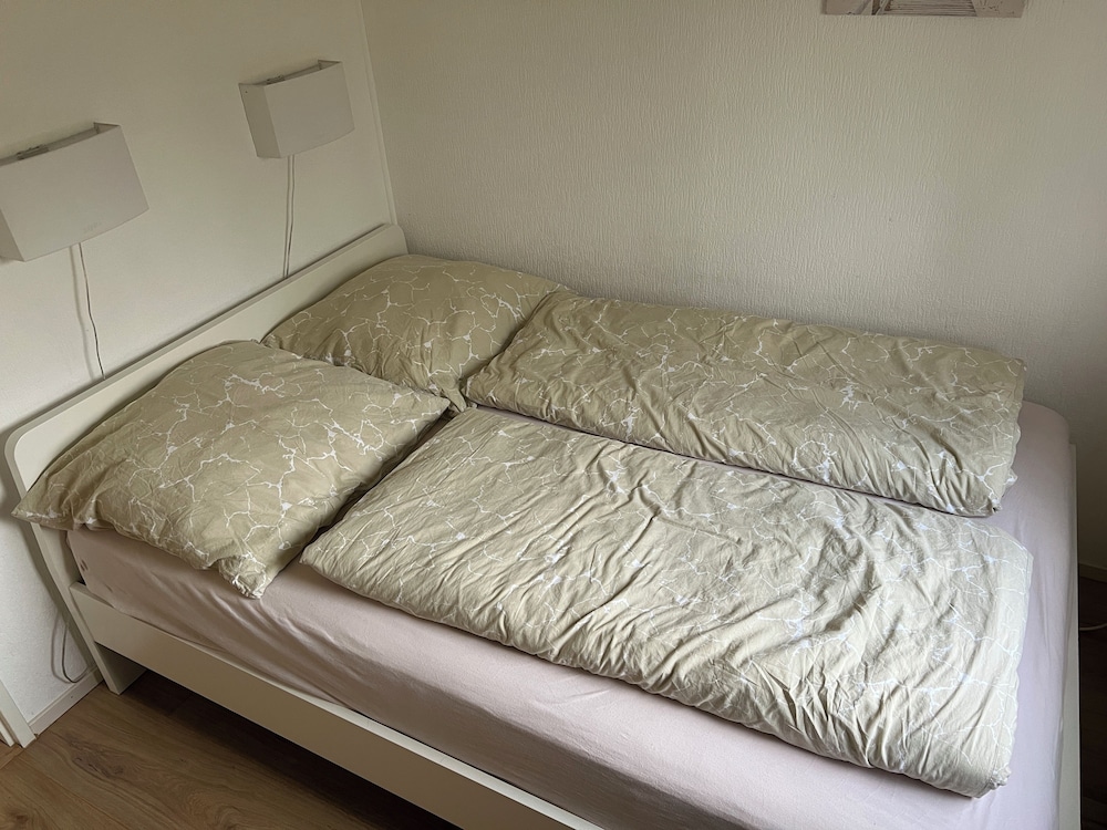 Large house for max 8 people directly on the lake and pets are allowed ...