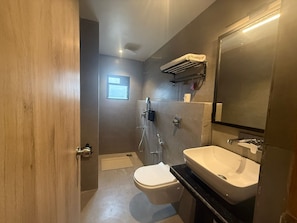 Quarto Executivo | Casa de banho | Um polibã, um chuveiro fixo, artigos de higiene pessoal grátis 