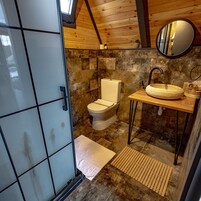 Suite Deluxe, vista para a piscina | Casa de banho | Um secador de cabelo, toalhas fornecidas 