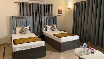 Quarto casal luxo, vista para a cidade | Quartos à prova de som, ferros/tábuas de passar roupa, Wi-Fi de cortesia