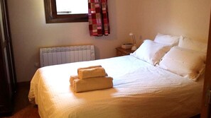 Casa | 2 quartos, ferros/tábuas de passar roupa, roupa de cama