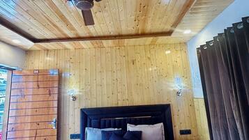 Quarto solteiro luxo, vista para a montanha | Cofres nos quartos, escrivaninha, cortinas blackout