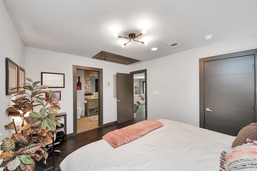 Montrose Oasis 2BR • Pool • Gated Parking • Patio Reviews, Deals ...