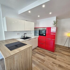 Apartamento conforto | Cozinha privada | Geladeira grande, micro-ondas, fogão, cooktop