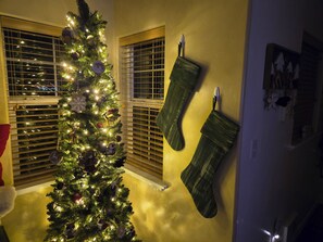 Cozy Cottage-Walk to town-Room for camper/boat parking-Firepit and Moon ...