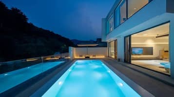 Suíte estúdio superluxo, vista para o pátio | Edredons de pluma, frigobar (abastecido com itens grátis), escrivaninha