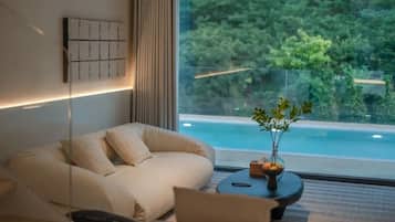 Suite-Estúdio de Luxo, vista para o pátio | Sala de estar