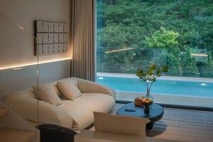 Suíte estúdio superluxo, vista para o pátio | Área de estar