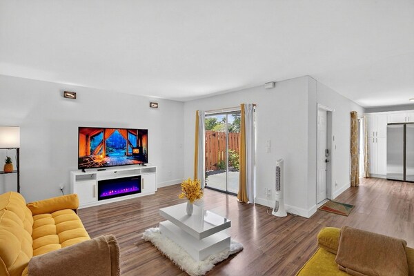 Bright & Cozy Townhome · Pool & Near Downtown - Fort Myers, FL