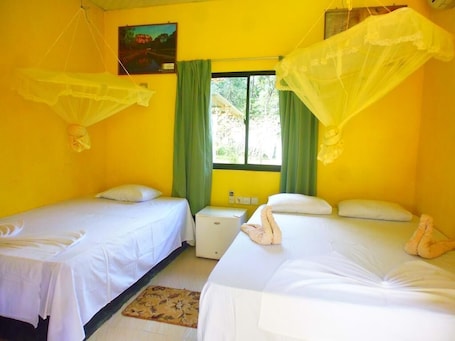 Quarto Duplo ou Twin Comfort, vista para a montanha | SecretƔria, secretƔria adequada para computadores portƔteis . Nilmini Lodge