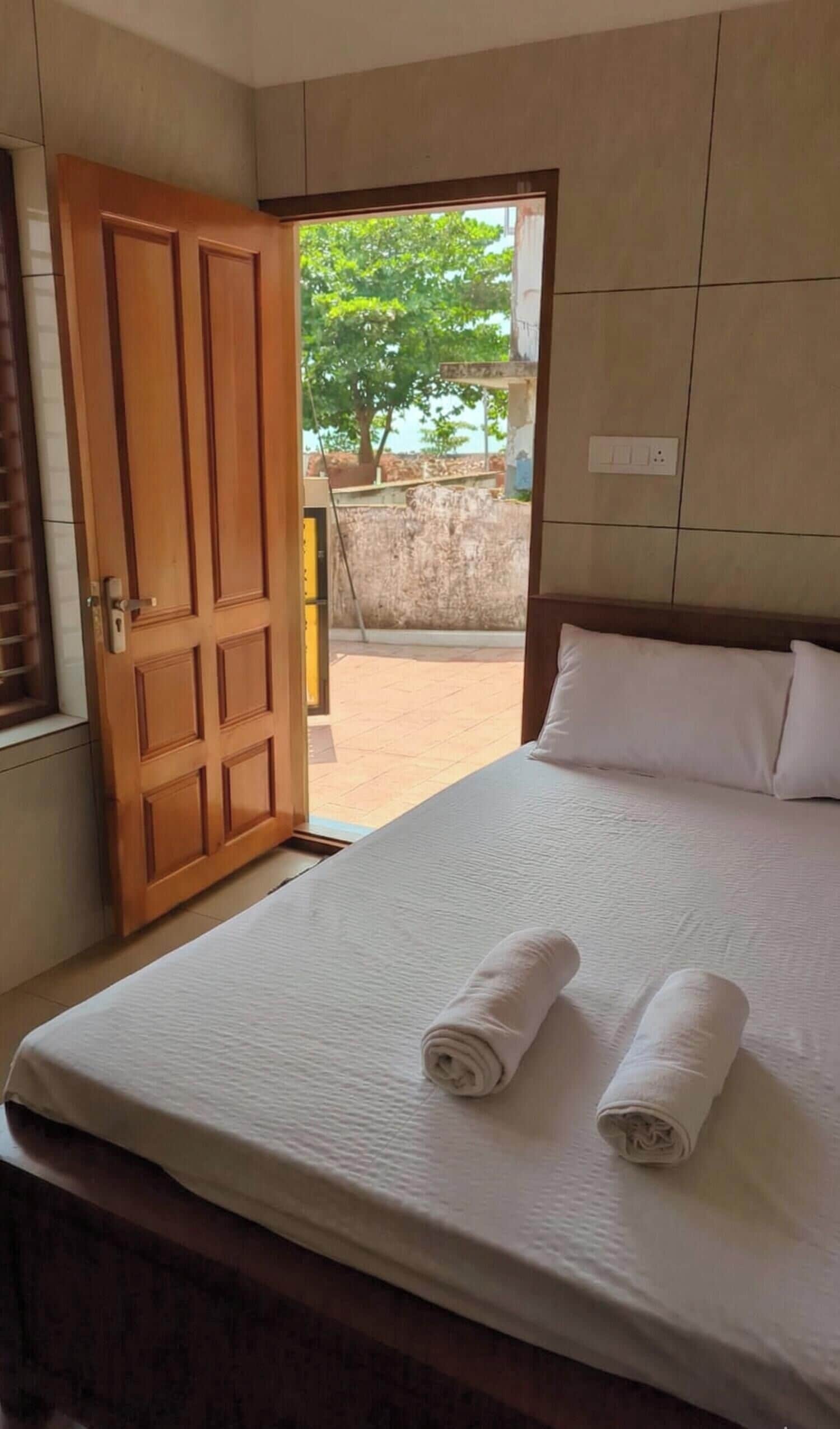 Quarto casal, 1 cama Queen, vista parcial para o oceano | Individualmente mobiliados, escrivaninha