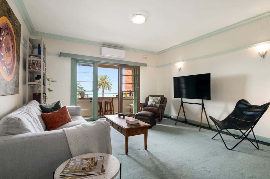 Front-row St Kilda: Art Deco Apt With Beach Views - St Kilda