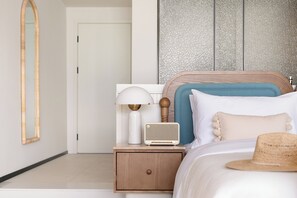 Quarto casal standard, varanda, vista para o mar | Frigobar, individualmente decorados, individualmente mobiliados