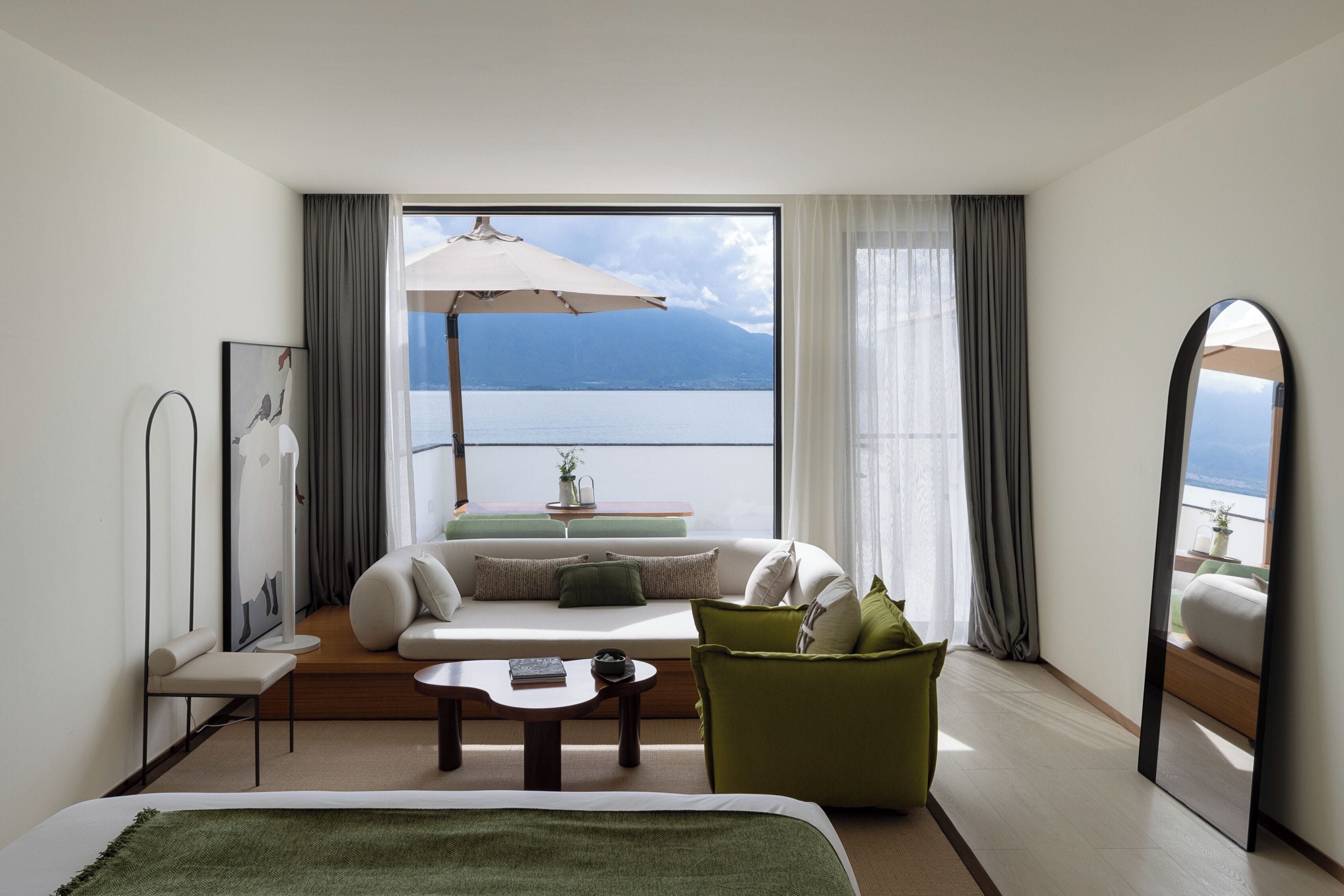 Suite Superior, pátio, vista para o mar | Minibar, com decoração personalizada, com mobília individualizada 