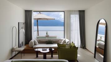 Suite Superior, pátio, vista para o mar | Minibar, com decoração personalizada, com mobília individualizada