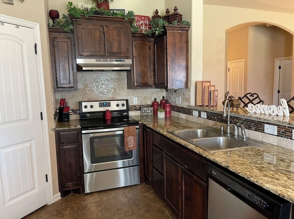 3 bedroom split floor plan, on dead-end road, Minutes from Tulsa. Pet ...