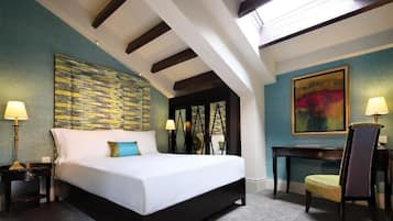 Quarto casal ou duplo luxo, para não fumantes | Cofres nos quartos, escrivaninha, espaço de trabalho para notebook