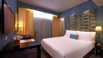 Quarto Deluxe, não fumadores | Cofre no quarto, secretária