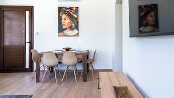 Apartamento, 1 cama de casal e sofá-cama, cozinha, vista para a cidade | Opções para refeição no quarto