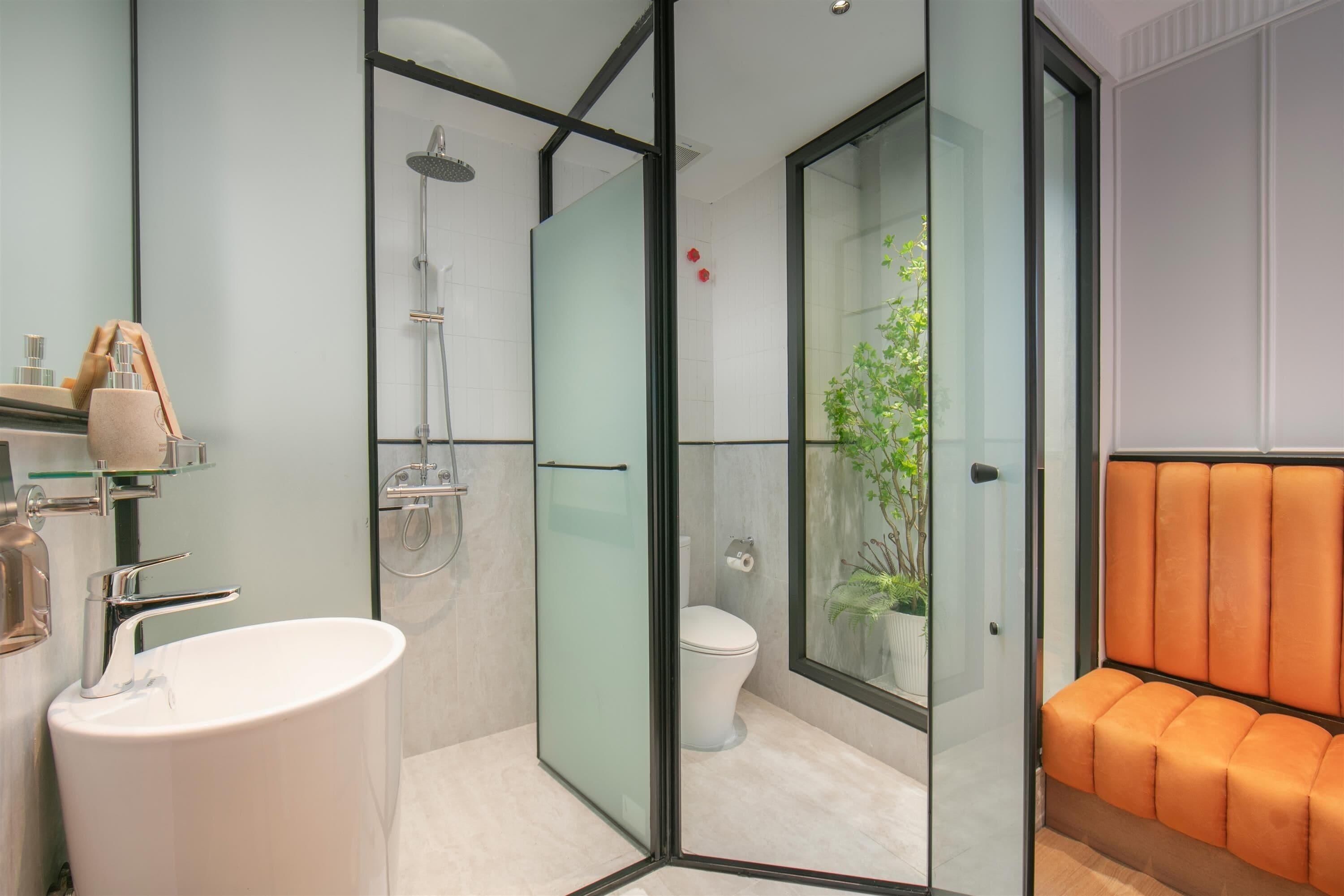 Quarto Duplo Deluxe | Casa de banho | Um polibã, artigos de higiene pessoal grátis, um secador de cabelo 