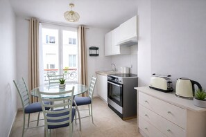 Apartamento | Cozinha privada | Um frigorífico, um micro-ondas, um forno, uma placa de cozinha 