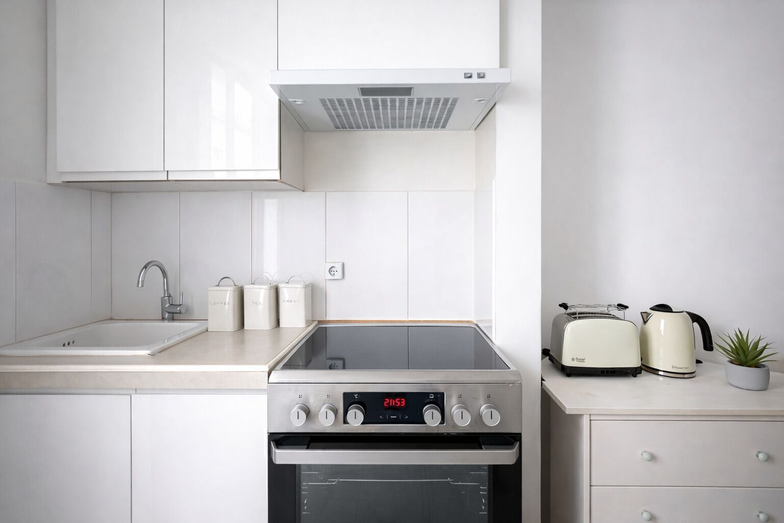 Apartamento | Cozinha privada | Geladeira, micro-ondas, fogão, cooktop