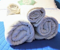 Roupões de banho, chinelos, sabonete, shampoo