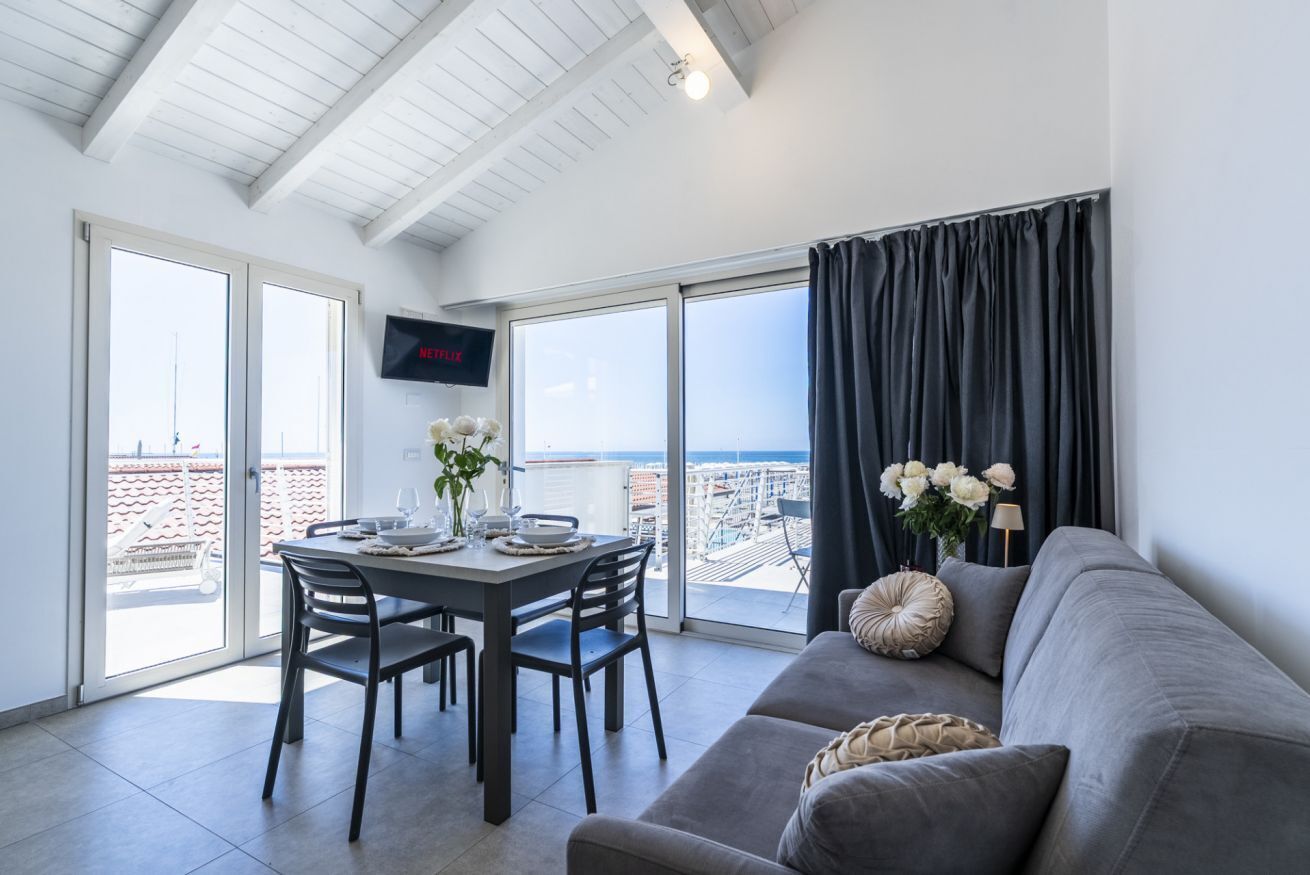 The Apartment Is Modern, Well-organized, And Designed To Offer Comfort And Functionality Throughout Your Stay. The Spaces Are Bright And Airy, With A Layout That Allows For Easy Movement Even With Multiple Guests.it Features Two Bedrooms: One With A Doub - Viareggio