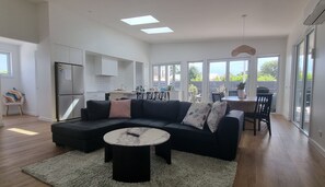 Casa, 4 quartos, pátio | Sala | Livros 