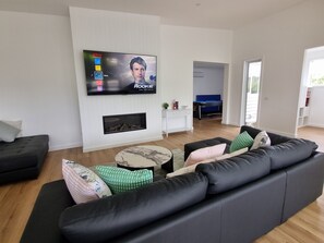 Casa, 4 quartos, pátio | Sala | Livros 