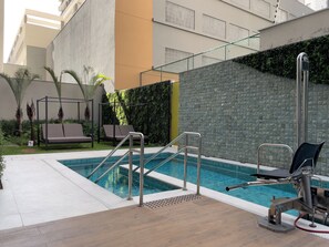 Piscina exterior, guarda-sóis, espreguiçadeiras 