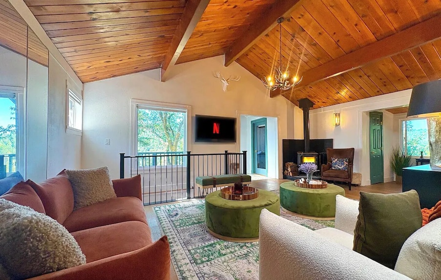 Luxury 3bed 2 En-suites Views + Wood Burner, & Disco Loo - Fontana, CA