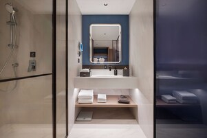 Quarto Superior, 1 cama king-size | Casa de banho | Um secador de cabelo, roupões, chinelos, toalhas fornecidas 