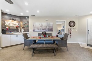Apartamento em Condomínio Fechado, várias camas, varanda, vista para a montanha (The Ozark Getaway) | Restaurantes