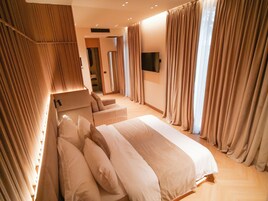 Quarto Triplo Standard | Minibar, Wi-fi grátis, roupa de cama fornecida 