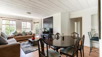 Apartamento, 3 quartos, fumadores, varanda | Sala de jantar