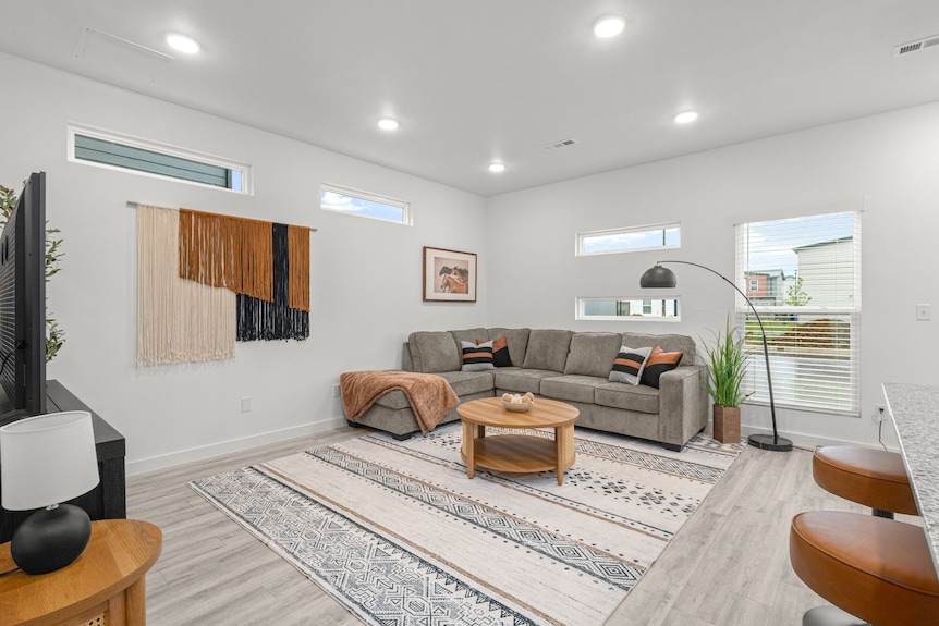 Bright Modern Home Near Bentonville, Perfect For Families, Pets, Remote Work - Bentonville, AR