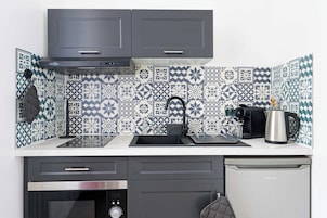 Estúdio, kitchenette | Cozinha privada | Uma placa de cozinha, utensílios de cozinha 
