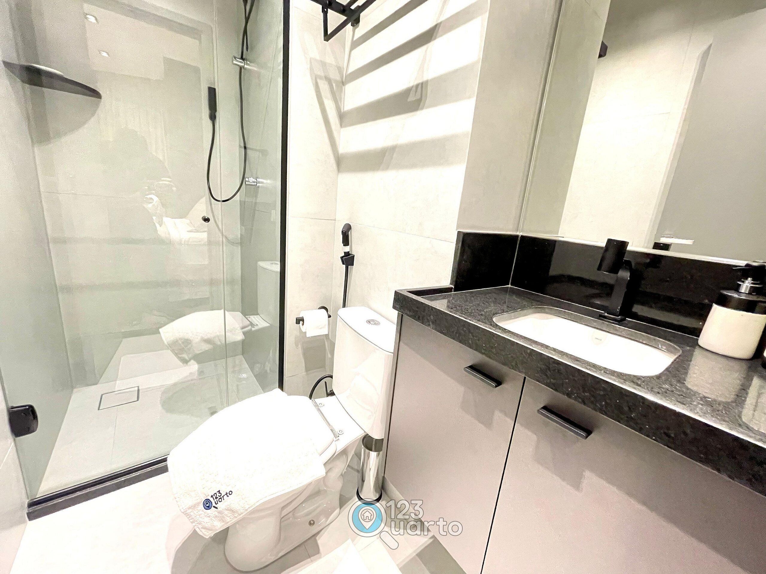 Apartamento premier | Banheiro | Chuveiro, secador de cabelo, toalhas de banho, sabonete