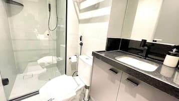 Apartamento premier | Banheiro | Chuveiro, secador de cabelo, toalhas de banho, sabonete