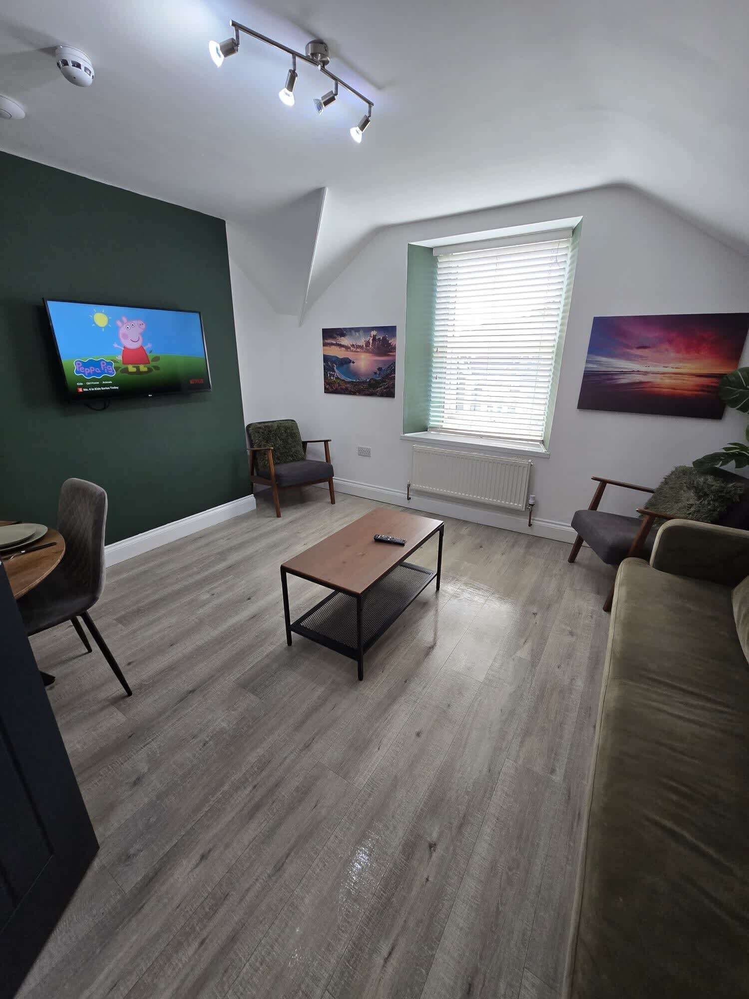 Central Top-floor Apartment With Full Kitchen - Weston-super-Mare