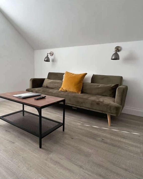 Central Top-floor Apartment With Full Kitchen - Brean