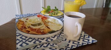 Café da manhã completo grátis todos os dias